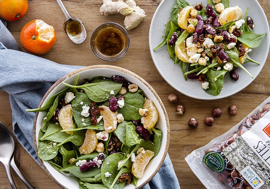 Salade de pousses d'épinards, feta, mandarines, noisettes et haricots ...