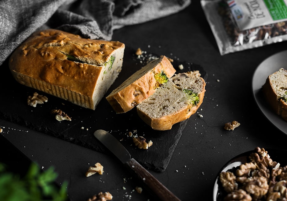 Cake aux brocolis, roquefort et noix - La Vie Claire